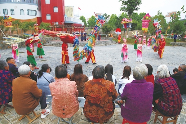 凤凰灯舞“飞”进乡村-荆楚网-湖北日报网